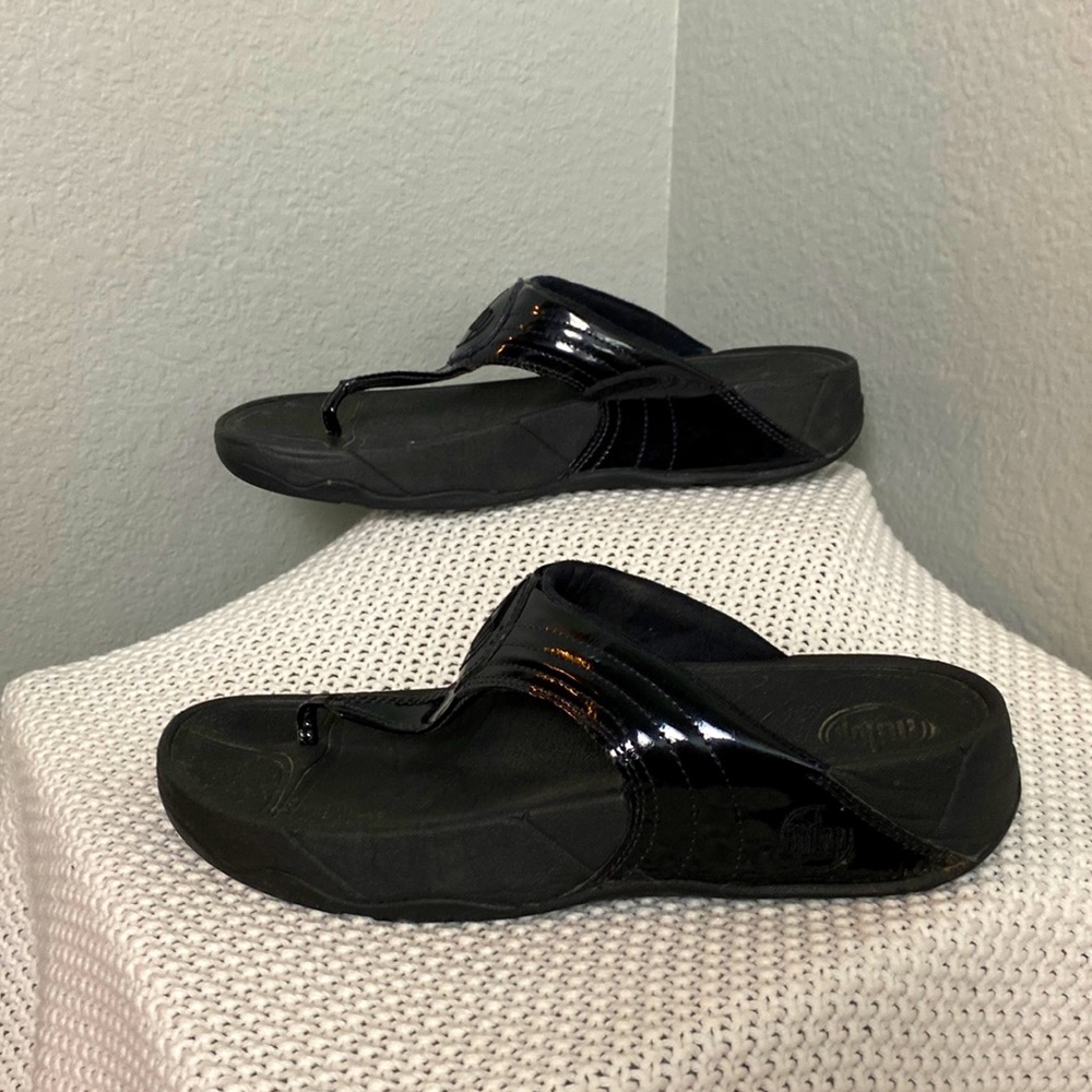 Fitflop Black Patent Leather Toe Post Sandals Size 9 - Gem